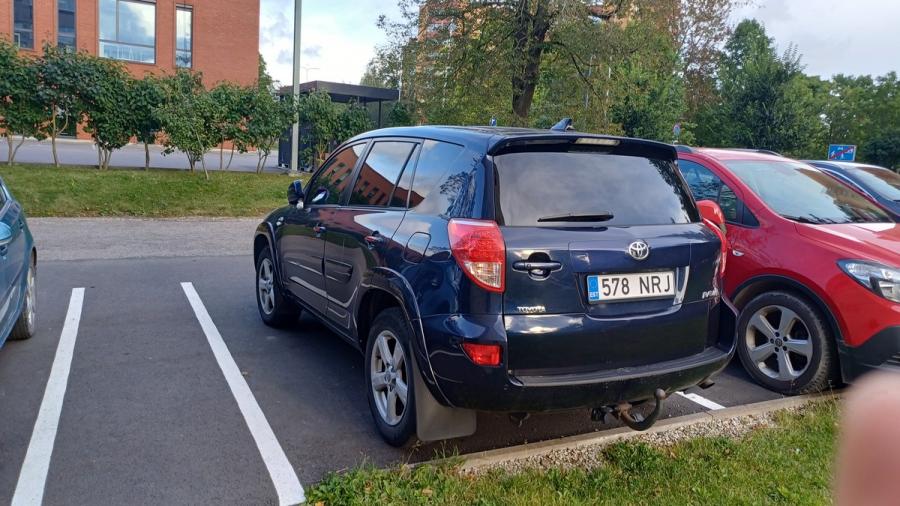 Zils Toyota RAV4 2006 Tallina, ar dzinēja tilpumu 2.20 L un nobraukumu 277 tūkst. km par 4500 €, foto 3 vietnē AUTOMOTO.COM.LV