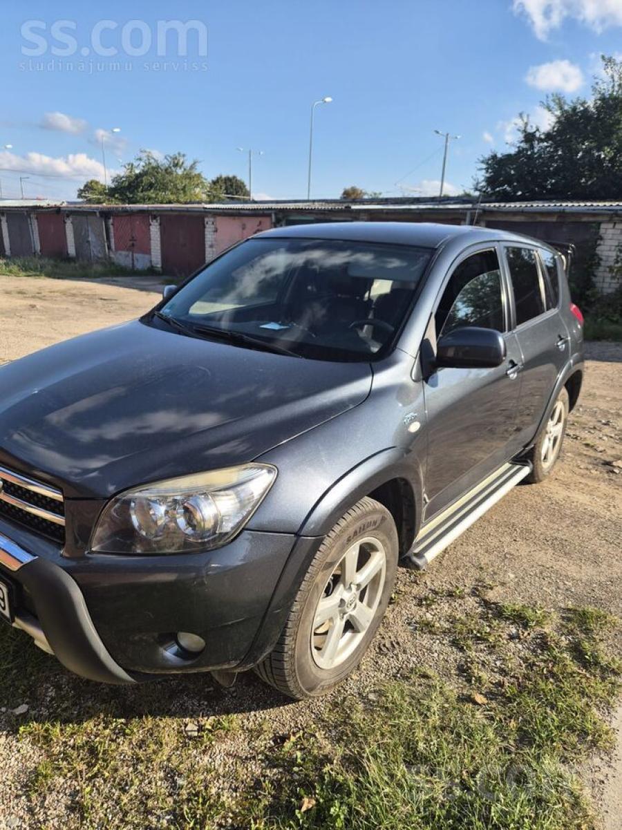 Zils Toyota RAV4 2006 Liepāja, ar dzinēja tilpumu 2.20 L un nobraukumu 293 tūkst. km par 1800 €, foto 1 vietnē AUTOMOTO.COM.LV