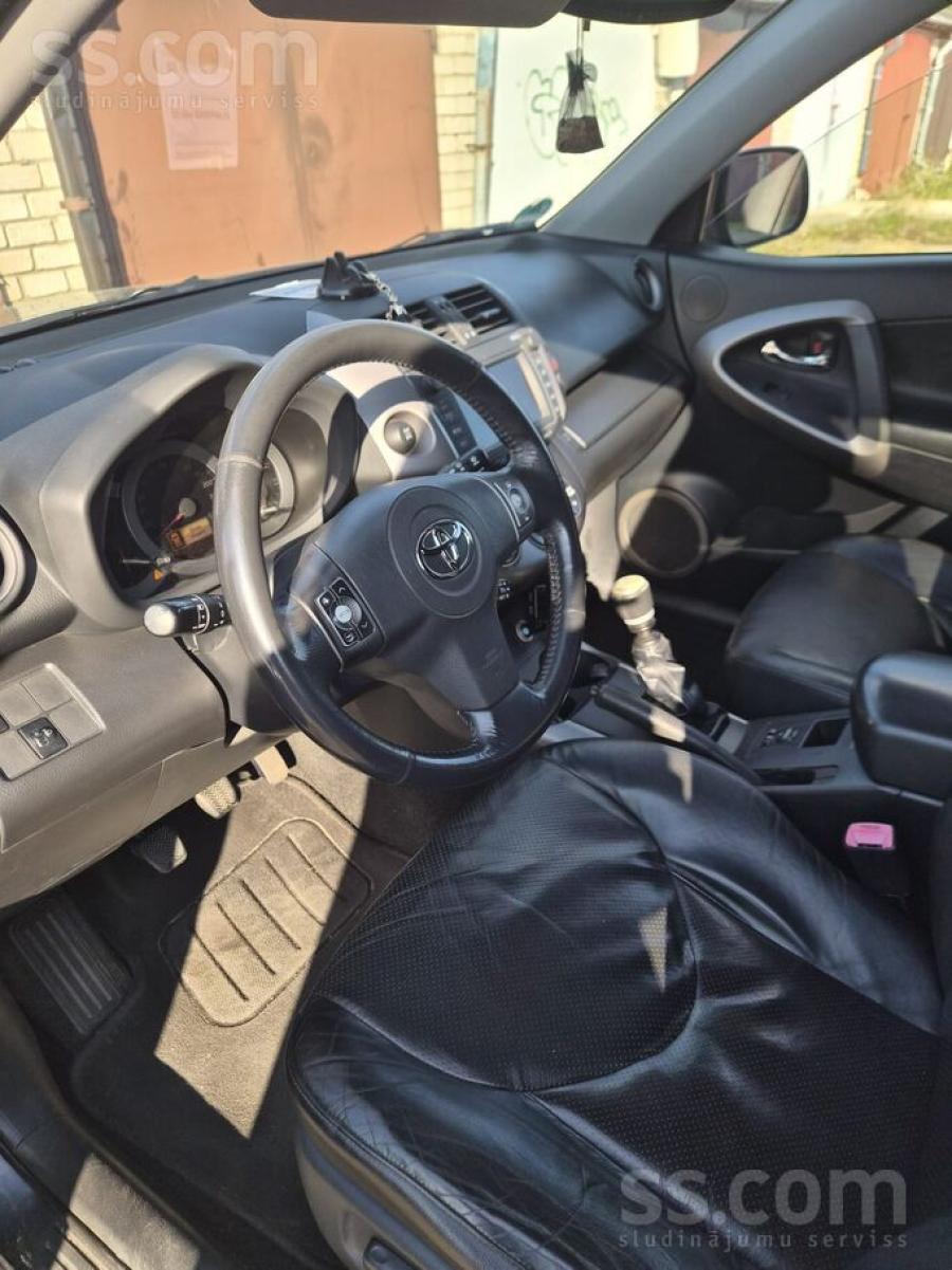 Zils Toyota RAV4 2006 Liepāja, ar dzinēja tilpumu 2.20 L un nobraukumu 293 tūkst. km par 1800 €, foto 3 vietnē AUTOMOTO.COM.LV