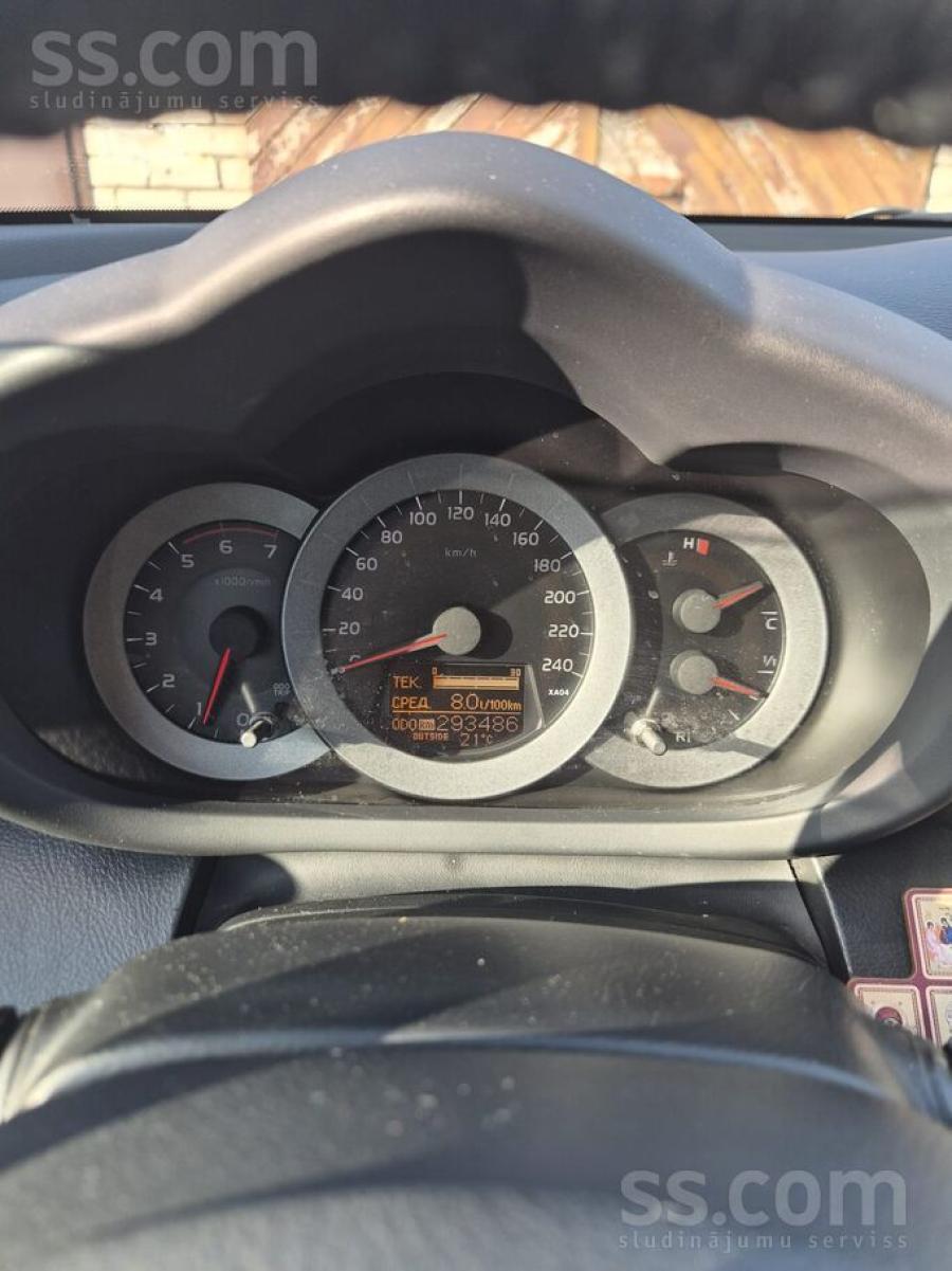 Zils Toyota RAV4 2006 Liepāja, ar dzinēja tilpumu 2.20 L un nobraukumu 293 tūkst. km par 1800 €, foto 4 vietnē AUTOMOTO.COM.LV