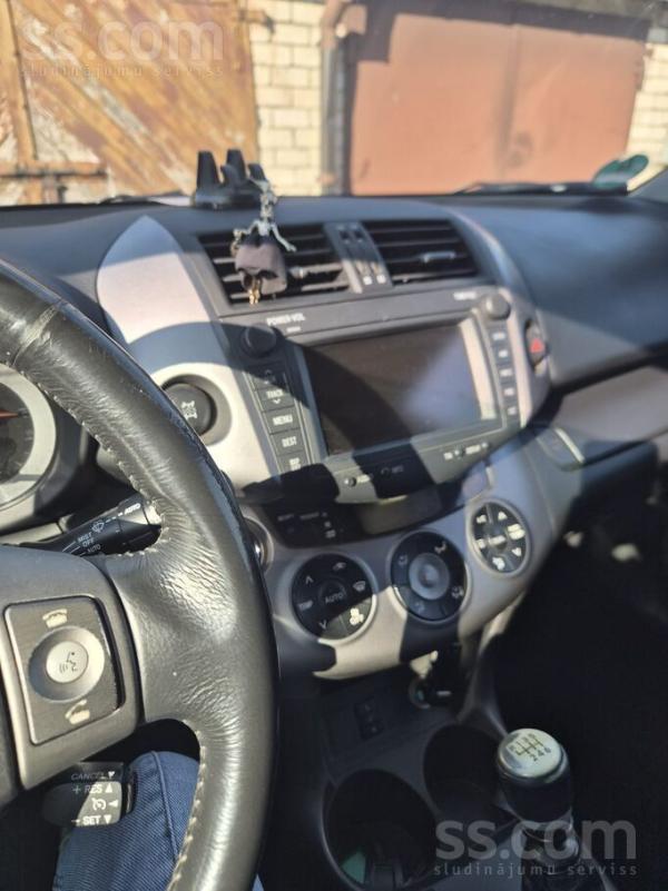 Zils Toyota RAV4 2006 Liepāja, ar dzinēja tilpumu 2.20 L un nobraukumu 293 tūkst. km par 1800 €, foto 5 vietnē AUTOMOTO.COM.LV