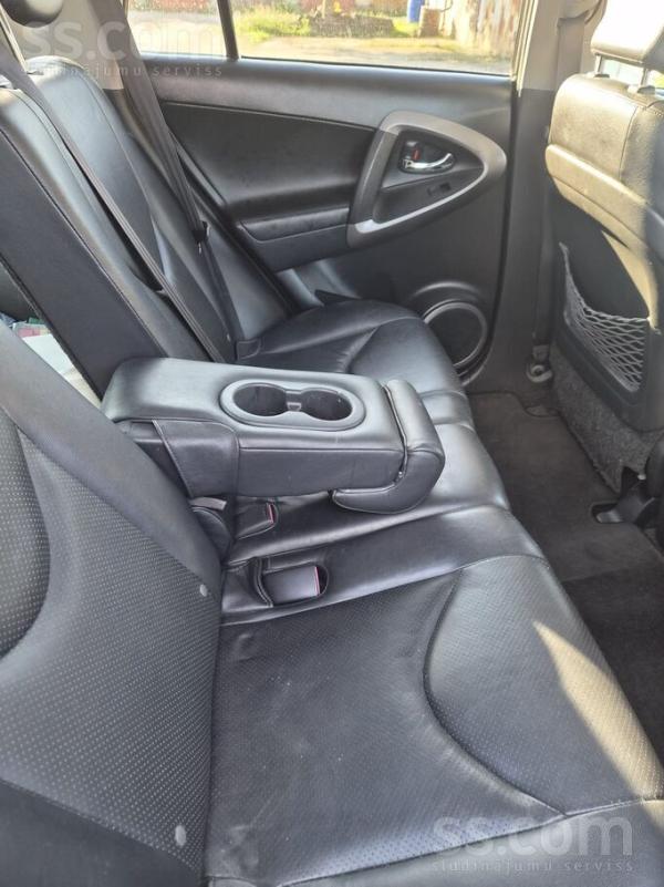 Zils Toyota RAV4 2006 Liepāja, ar dzinēja tilpumu 2.20 L un nobraukumu 293 tūkst. km par 1800 €, foto 8 vietnē AUTOMOTO.COM.LV