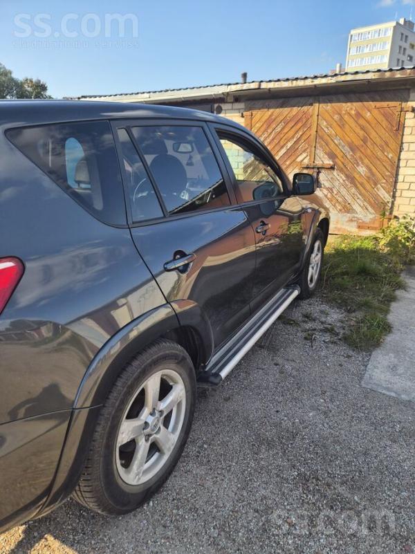 Zils Toyota RAV4 2006 Liepāja, ar dzinēja tilpumu 2.20 L un nobraukumu 293 tūkst. km par 1800 €, foto 9 vietnē AUTOMOTO.COM.LV