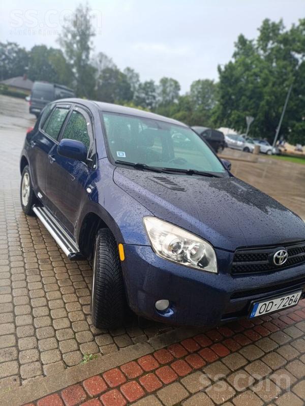 Zils Toyota RAV4 2007 Valmiera, ar dzinēja tilpumu 2.20 L un nobraukumu 374 tūkst. km par 3000 €, foto 2 vietnē AUTOMOTO.COM.LV