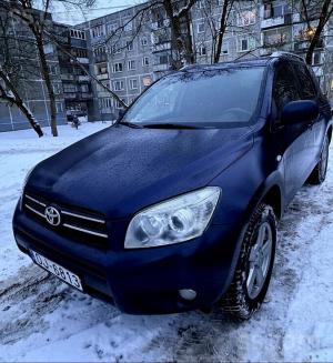 Zils Toyota RAV4 2007 Rīga, ar dzinēja tilpumu 2.20 L un nobraukumu 379 tūkst. km par 2690 €, foto  vietnē AUTOMOTO.COM.LV