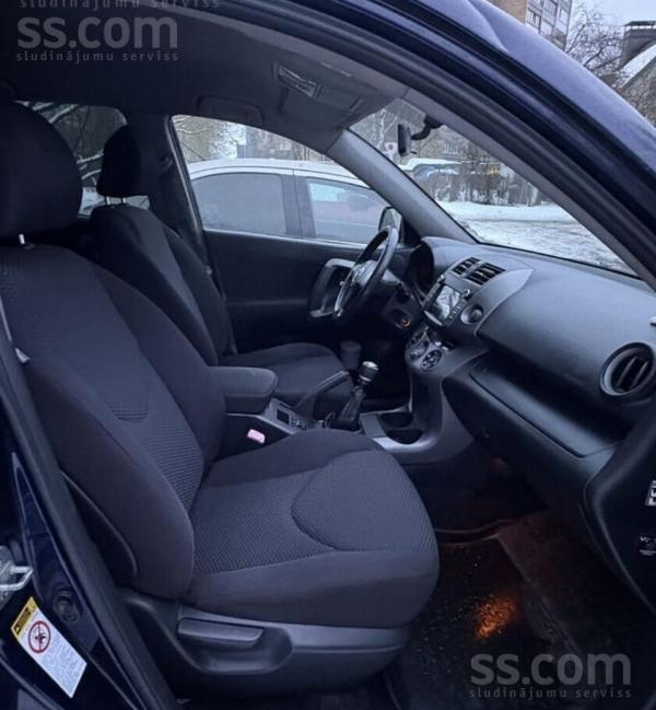Zils Toyota RAV4 2007 Rīga, ar dzinēja tilpumu 2.20 L un nobraukumu 379 tūkst. km par 2690 €, foto 8 vietnē AUTOMOTO.COM.LV