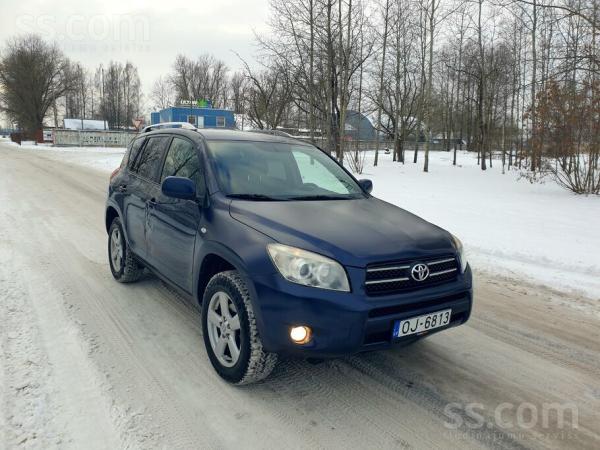 Zils Toyota RAV4 2007 Rīga, ar dzinēja tilpumu 2.20 L un nobraukumu 379 tūkst. km par 2890 €, foto 2 vietnē AUTOMOTO.COM.LV