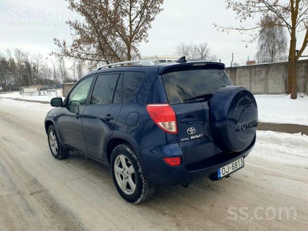 Zils Toyota RAV4 2007 Rīga, ar dzinēja tilpumu 2.20 L un nobraukumu 379 tūkst. km par 2890 €, foto 3 vietnē AUTOMOTO.COM.LV