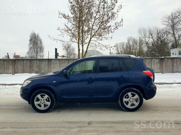Zils Toyota RAV4 2007 Rīga, ar dzinēja tilpumu 2.20 L un nobraukumu 379 tūkst. km par 2890 €, foto 5 vietnē AUTOMOTO.COM.LV
