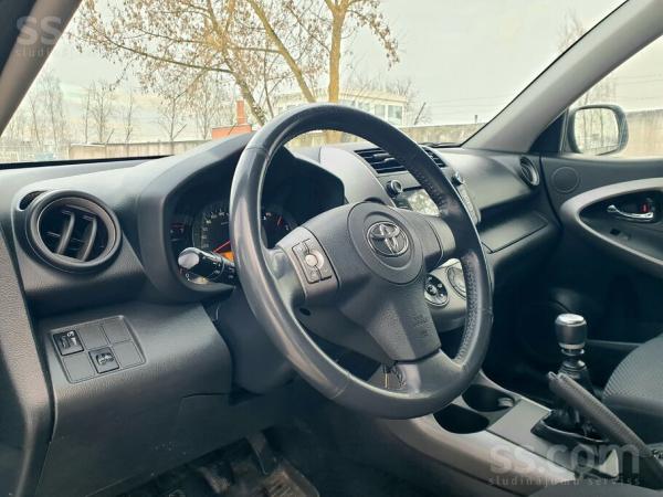Zils Toyota RAV4 2007 Rīga, ar dzinēja tilpumu 2.20 L un nobraukumu 379 tūkst. km par 2890 €, foto 8 vietnē AUTOMOTO.COM.LV