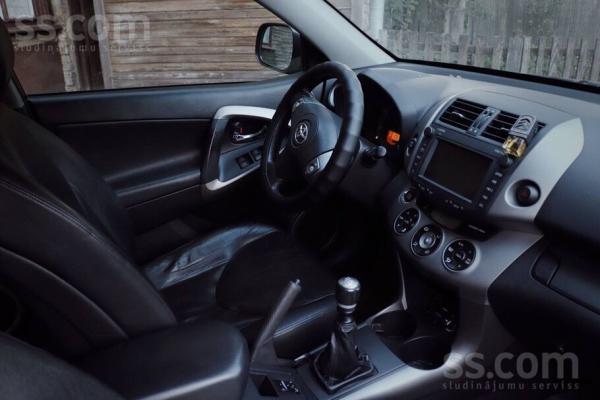 Zils Toyota RAV4 2007 Rīga, ar dzinēja tilpumu 2.20 L un nobraukumu 251 tūkst. km par 3000 €, foto 7 vietnē AUTOMOTO.COM.LV