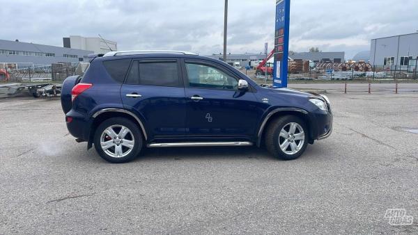Blue Toyota RAV4 2007 in Marijampole, with an engine capacity of 2.20 L and mileage of 280 thousand km for 3599 €, photo 4 on AUTOMOTO.COM.LV