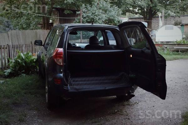 Zils Toyota RAV4 2007 Rīga, ar dzinēja tilpumu 2.20 L un nobraukumu 251 tūkst. km par 2700 €, foto 3 vietnē AUTOMOTO.COM.LV