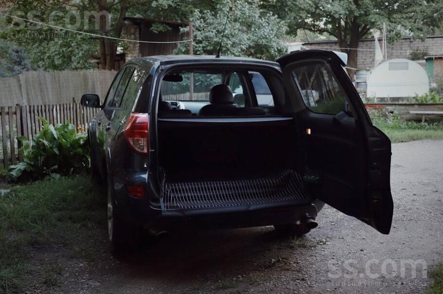 Zils Toyota RAV4 2007 Rīga, ar dzinēja tilpumu 2.20 L un nobraukumu 251 tūkst. km par 2700 €, foto 4 vietnē AUTOMOTO.COM.LV