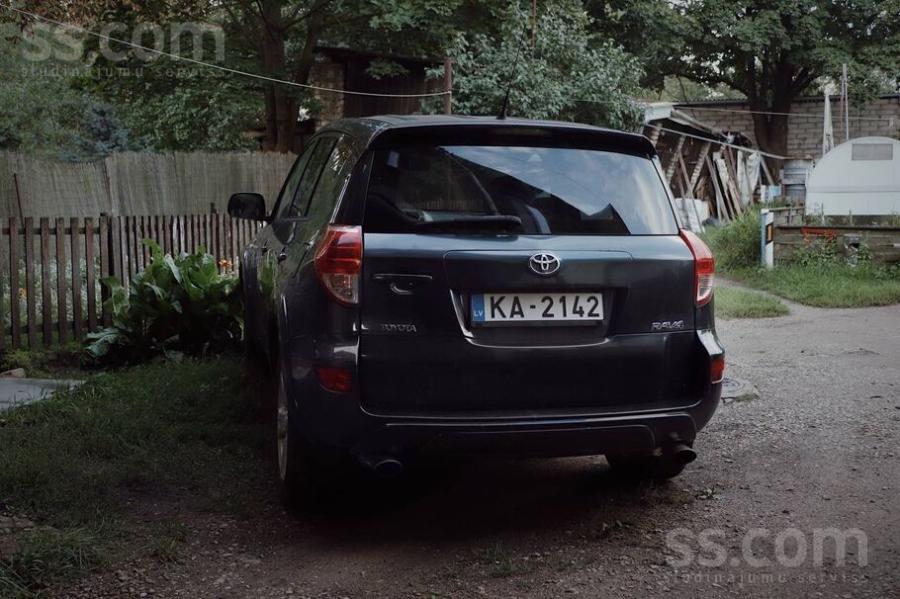 Zils Toyota RAV4 2007 Rīga, ar dzinēja tilpumu 2.20 L un nobraukumu 251 tūkst. km par 2700 €, foto 5 vietnē AUTOMOTO.COM.LV