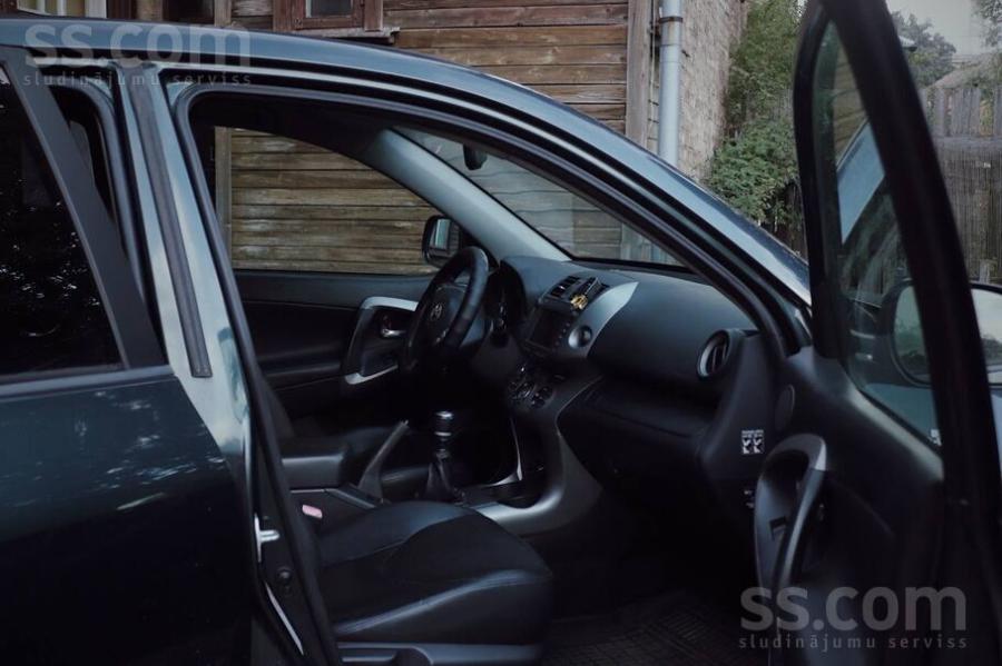 Zils Toyota RAV4 2007 Rīga, ar dzinēja tilpumu 2.20 L un nobraukumu 251 tūkst. km par 2700 €, foto 11 vietnē AUTOMOTO.COM.LV
