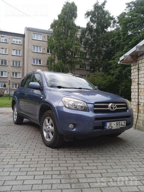 Zils Toyota RAV4 2007 Liepāja, ar dzinēja tilpumu 2.20 L un nobraukumu 154 tūkst. km par 4400 €, foto 2 vietnē AUTOMOTO.COM.LV