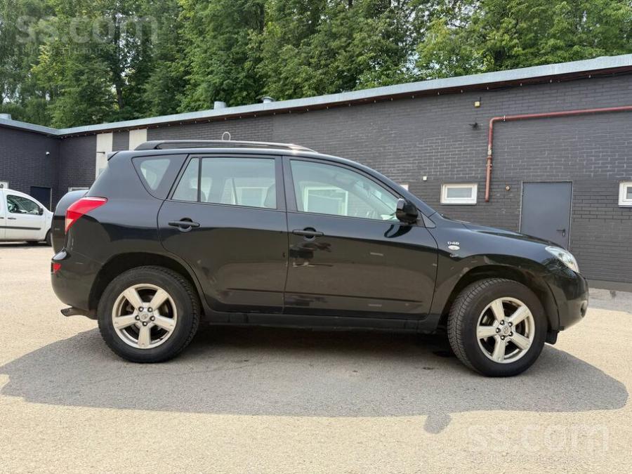 Zils Toyota RAV4 2007 Rīga, ar dzinēja tilpumu 2.20 L un nobraukumu 346 tūkst. km par 2200 €, foto 6 vietnē AUTOMOTO.COM.LV