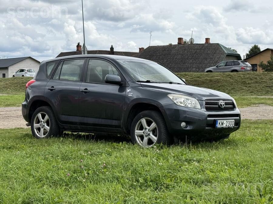 Blue Toyota RAV4 2007 in Daugavpils, with an engine capacity of 2.20 L and mileage of 241 thousand km for 3980 €, photo 6 on AUTOMOTO.COM.LV