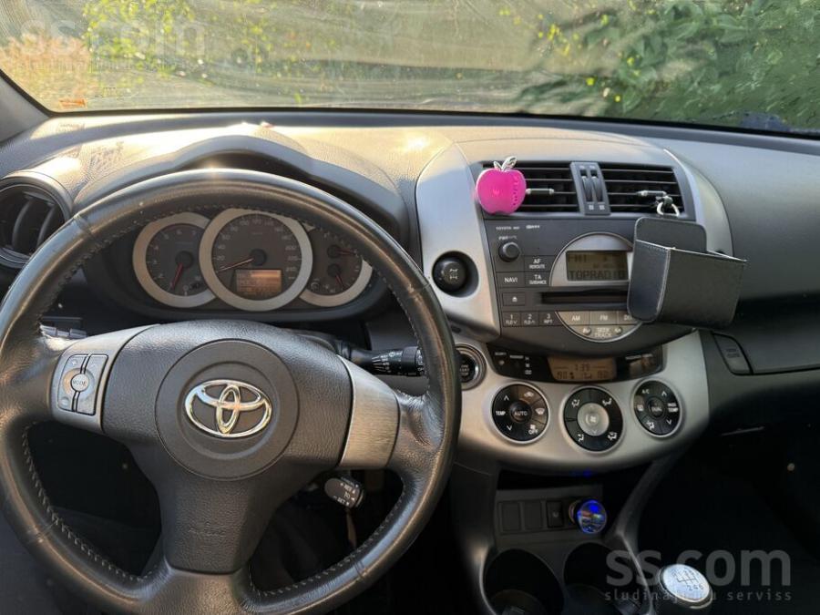 Blue Toyota RAV4 2007 in Daugavpils, with an engine capacity of 2.20 L and mileage of 241 thousand km for 3980 €, photo 7 on AUTOMOTO.COM.LV