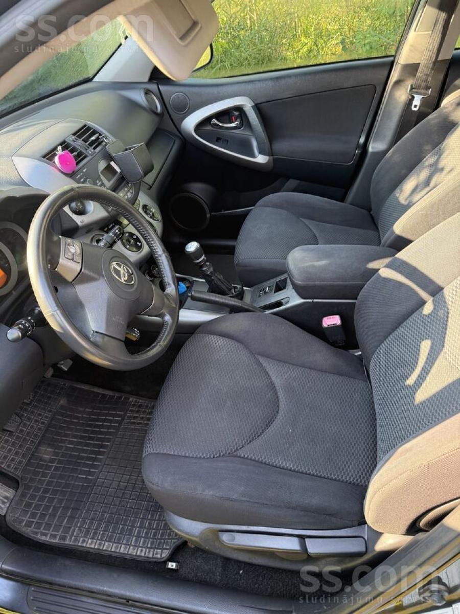 Blue Toyota RAV4 2007 in Daugavpils, with an engine capacity of 2.20 L and mileage of 241 thousand km for 3980 €, photo 8 on AUTOMOTO.COM.LV