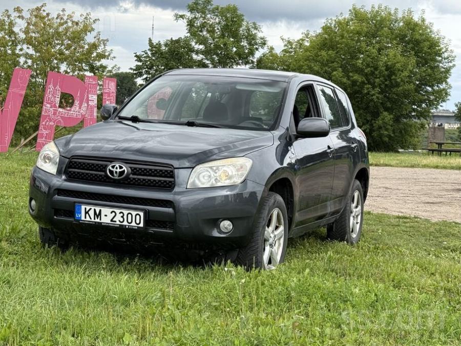 Zils Toyota RAV4 2007 Daugavpils, ar dzinēja tilpumu 2.20 L un nobraukumu 241 tūkst. km par 3980 €, foto 1 vietnē AUTOMOTO.COM.LV