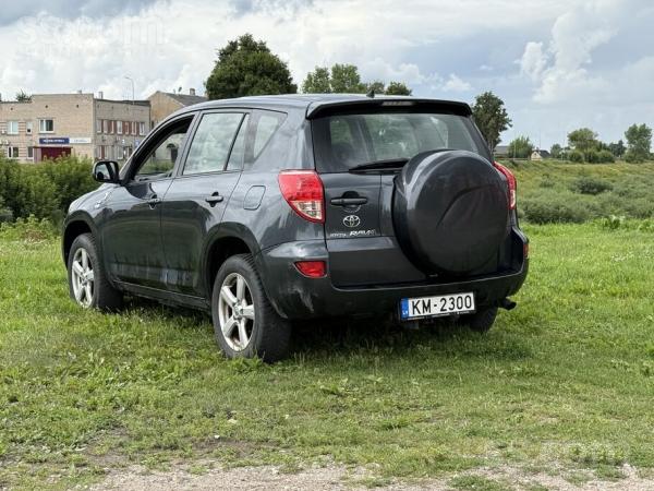 Zils Toyota RAV4 2007 Daugavpils, ar dzinēja tilpumu 2.20 L un nobraukumu 241 tūkst. km par 3980 €, foto 2 vietnē AUTOMOTO.COM.LV