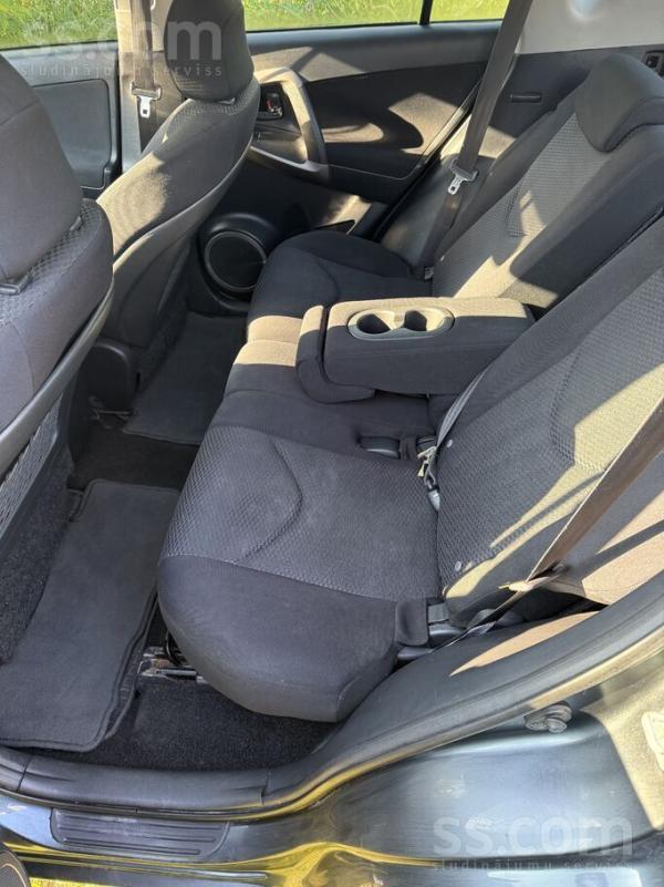 Zils Toyota RAV4 2007 Daugavpils, ar dzinēja tilpumu 2.20 L un nobraukumu 241 tūkst. km par 3980 €, foto 8 vietnē AUTOMOTO.COM.LV