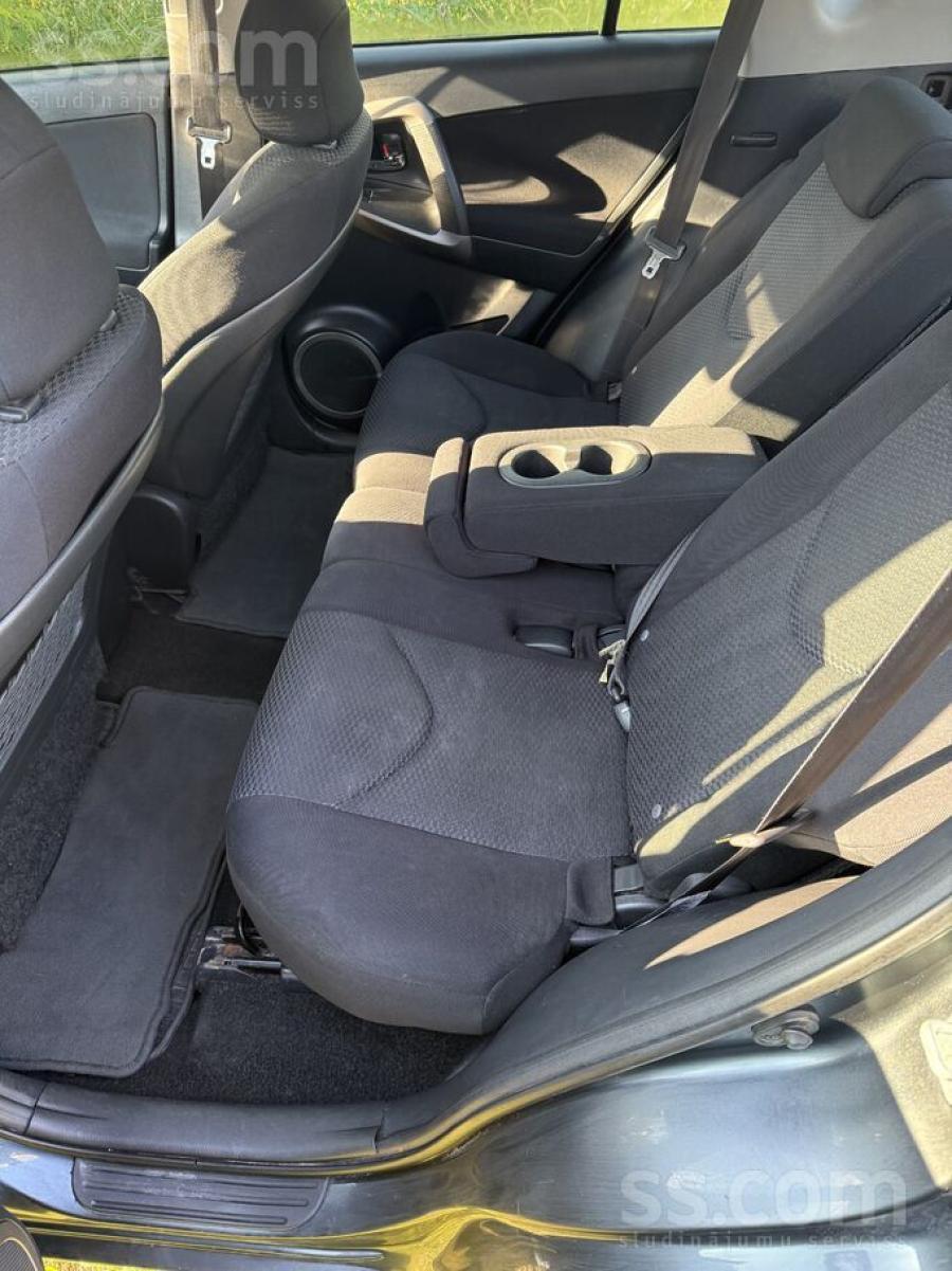 Zils Toyota RAV4 2007 Daugavpils, ar dzinēja tilpumu 2.20 L un nobraukumu 241 tūkst. km par 3980 €, foto 9 vietnē AUTOMOTO.COM.LV