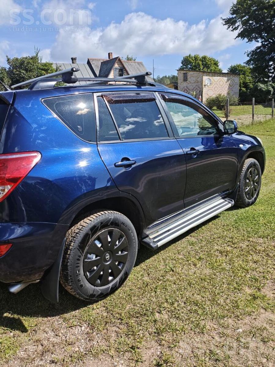 Blue Toyota RAV4 2007 in Daugavpils, with an engine capacity of 2.20 L and mileage of 303 thousand km for 4300 €, photo 3 on AUTOMOTO.COM.LV