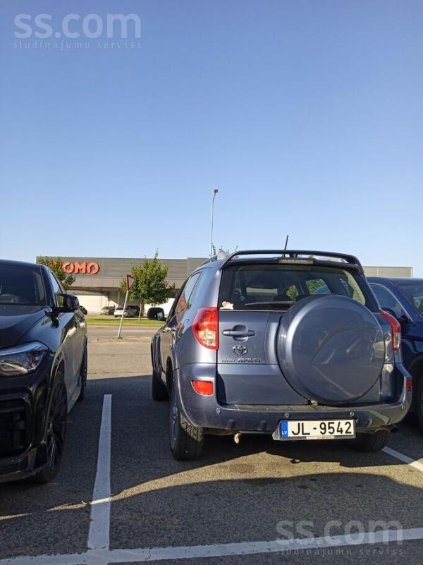 Blue Toyota RAV4 2007 in Liepaja, with an engine capacity of 2.00 L and mileage of 154 thousand km for 4000 €, photo 5 on AUTOMOTO.COM.LV