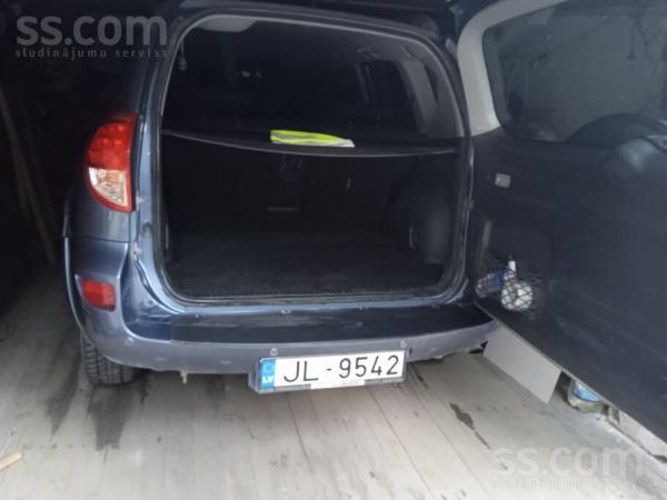 Blue Toyota RAV4 2007 in Liepaja, with an engine capacity of 2.00 L and mileage of 154 thousand km for 4000 €, photo 7 on AUTOMOTO.COM.LV
