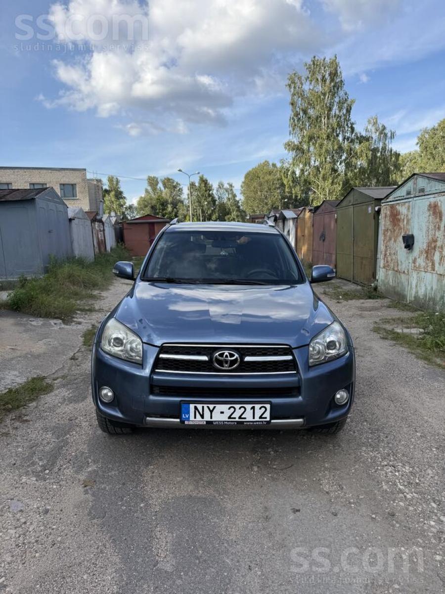 Blue Toyota RAV4 2009 in Riga, with an engine capacity of 2.20 L and mileage of 170 thousand km for 5499 €, photo 1 on AUTOMOTO.COM.LV