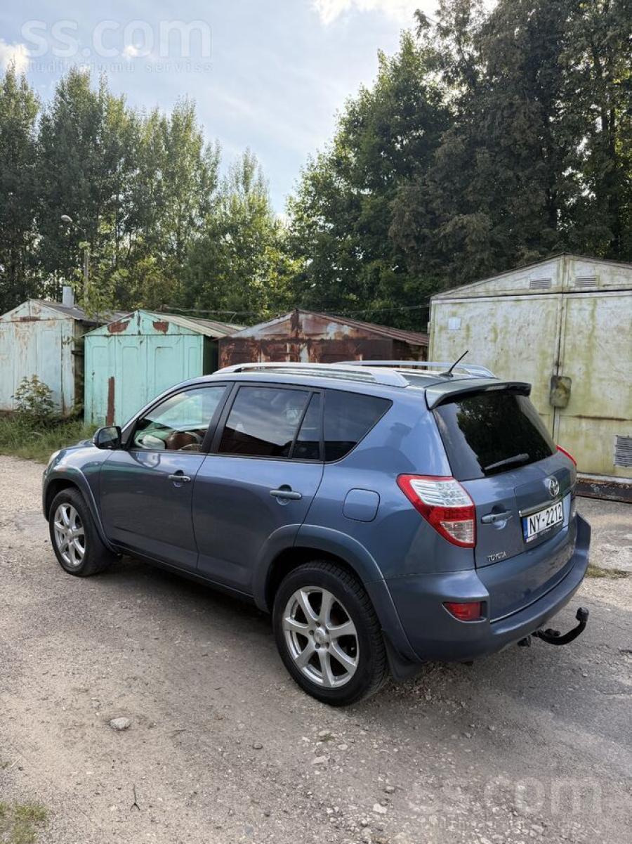 Blue Toyota RAV4 2009 in Riga, with an engine capacity of 2.20 L and mileage of 170 thousand km for 5499 €, photo 4 on AUTOMOTO.COM.LV