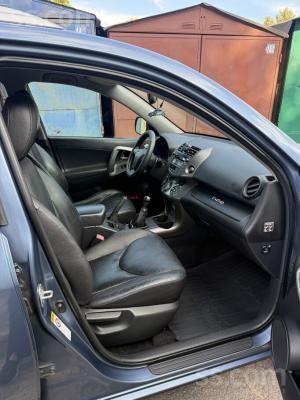 Blue Toyota RAV4 2009 in Riga, with an engine capacity of 2.20 L and mileage of 170 thousand km for 5499 €, photo 8 on AUTOMOTO.COM.LV