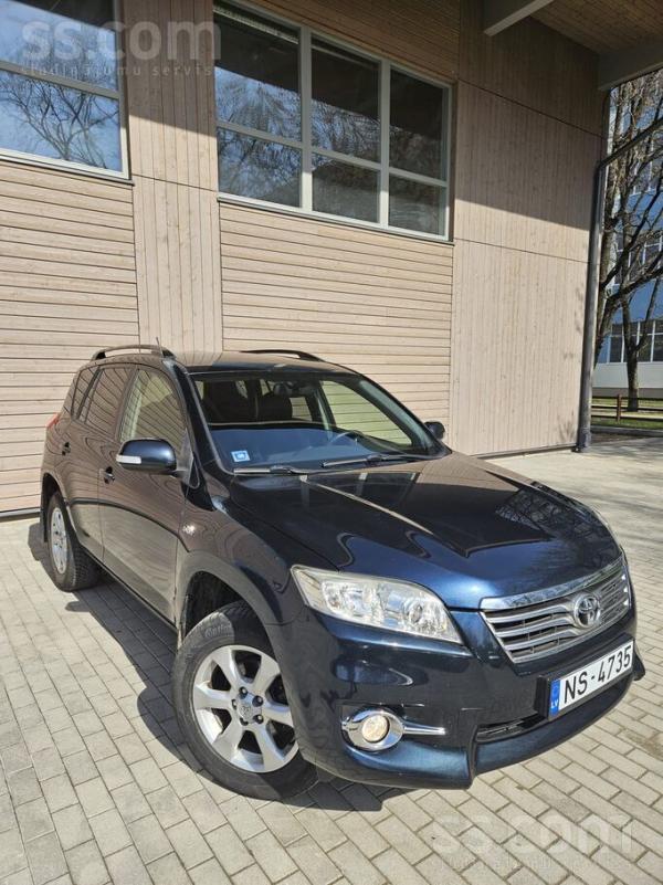 Zils Toyota RAV4 2010 Jelgava, ar dzinēja tilpumu 2.20 L un nobraukumu 229 tūkst. km par 5600 €, foto 3 vietnē AUTOMOTO.COM.LV