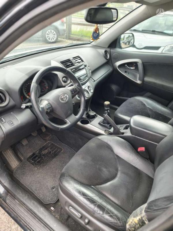 Blue Toyota RAV4 2010 in Utena, with an engine capacity of 2.23 L and mileage of 236 thousand km for 5500 €, photo 6 on AUTOMOTO.COM.LV