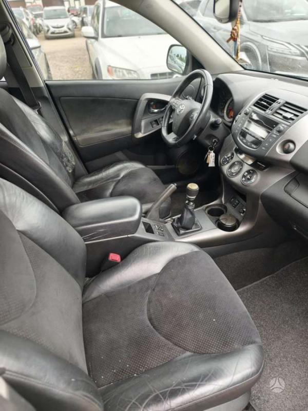 Blue Toyota RAV4 2010 in Utena, with an engine capacity of 2.23 L and mileage of 236 thousand km for 5500 €, photo 5 on AUTOMOTO.COM.LV