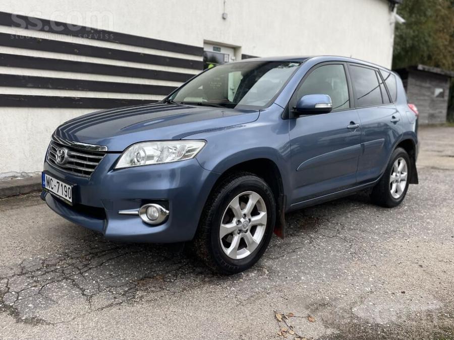 Blue Toyota RAV4 2010 in Riga, with an engine capacity of 2.20 L and mileage of 225 thousand km for 4190 €, photo 1 on AUTOMOTO.COM.LV