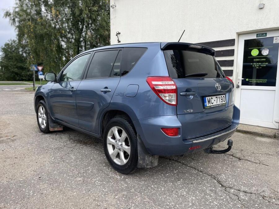 Blue Toyota RAV4 2010 in Riga, with an engine capacity of 2.20 L and mileage of 225 thousand km for 4190 €, photo 3 on AUTOMOTO.COM.LV