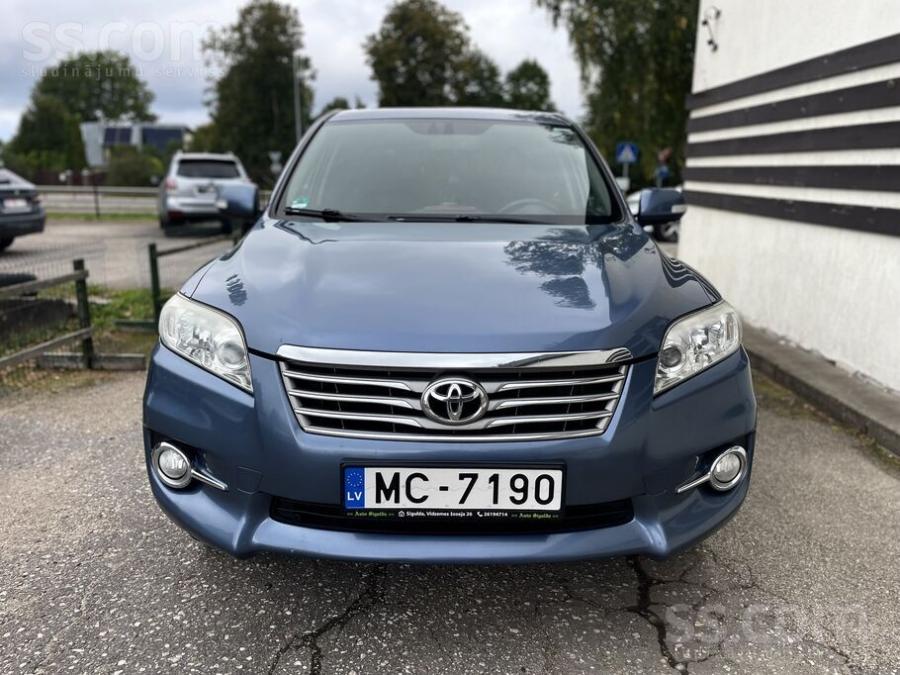 Blue Toyota RAV4 2010 in Riga, with an engine capacity of 2.20 L and mileage of 225 thousand km for 4190 €, photo 4 on AUTOMOTO.COM.LV