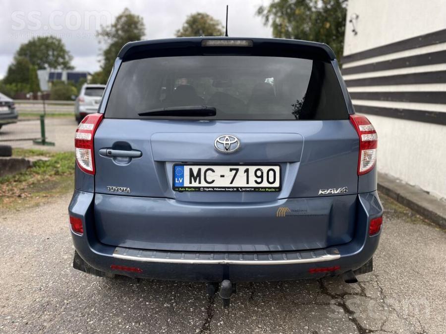 Blue Toyota RAV4 2010 in Riga, with an engine capacity of 2.20 L and mileage of 225 thousand km for 4190 €, photo 7 on AUTOMOTO.COM.LV