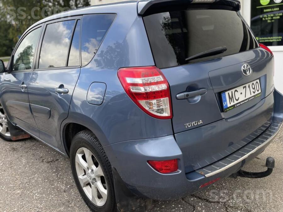 Blue Toyota RAV4 2010 in Riga, with an engine capacity of 2.20 L and mileage of 225 thousand km for 4190 €, photo 9 on AUTOMOTO.COM.LV
