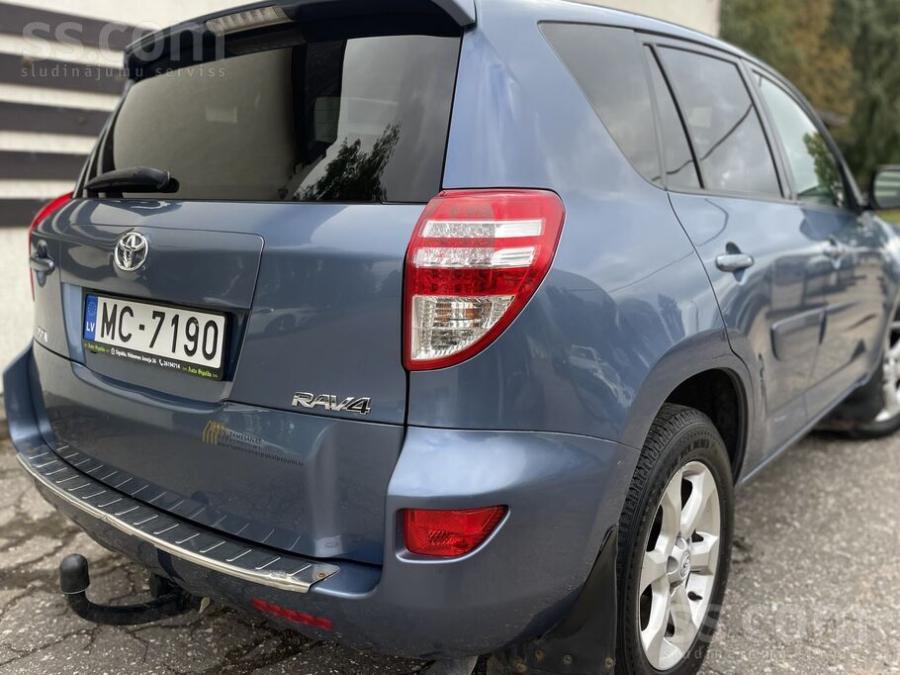 Blue Toyota RAV4 2010 in Riga, with an engine capacity of 2.20 L and mileage of 225 thousand km for 4190 €, photo 12 on AUTOMOTO.COM.LV