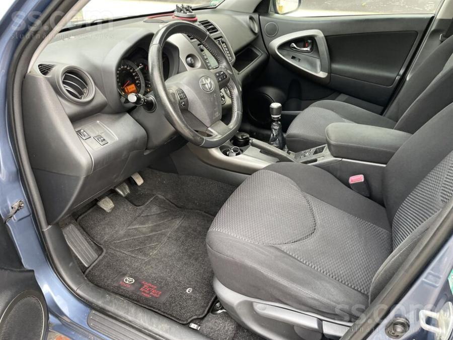 Blue Toyota RAV4 2010 in Riga, with an engine capacity of 2.20 L and mileage of 225 thousand km for 4190 €, photo 17 on AUTOMOTO.COM.LV