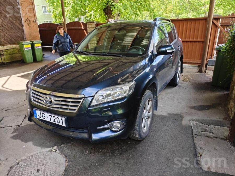 Zils Toyota RAV4 2011 Rīga, ar dzinēja tilpumu 2.20 L un nobraukumu 92 tūkst. km par 7650 €, foto 1 vietnē AUTOMOTO.COM.LV