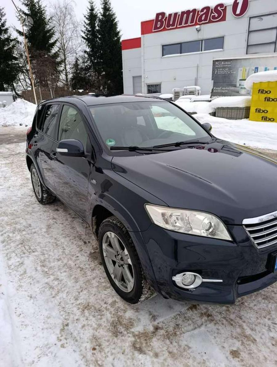 Blue Toyota RAV4 2011 in Plunge, with an engine capacity of 2.23 L and mileage of 305 thousand km for 7300 €, photo 3 on AUTOMOTO.COM.LV