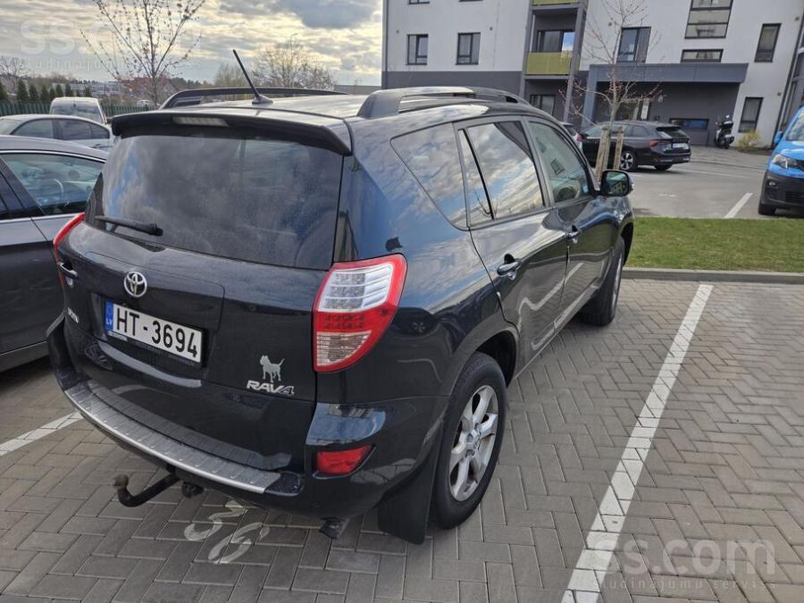 Zils Toyota RAV4 2011 Rīga, ar dzinēja tilpumu 2.20 L un nobraukumu 187 tūkst. km par 7700 €, foto 3 vietnē AUTOMOTO.COM.LV