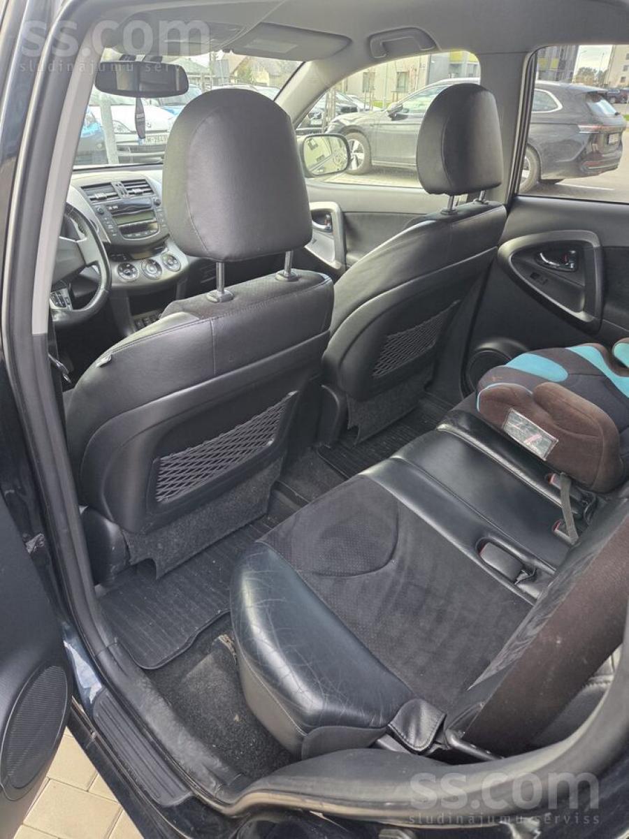 Zils Toyota RAV4 2011 Rīga, ar dzinēja tilpumu 2.20 L un nobraukumu 187 tūkst. km par 7700 €, foto 6 vietnē AUTOMOTO.COM.LV