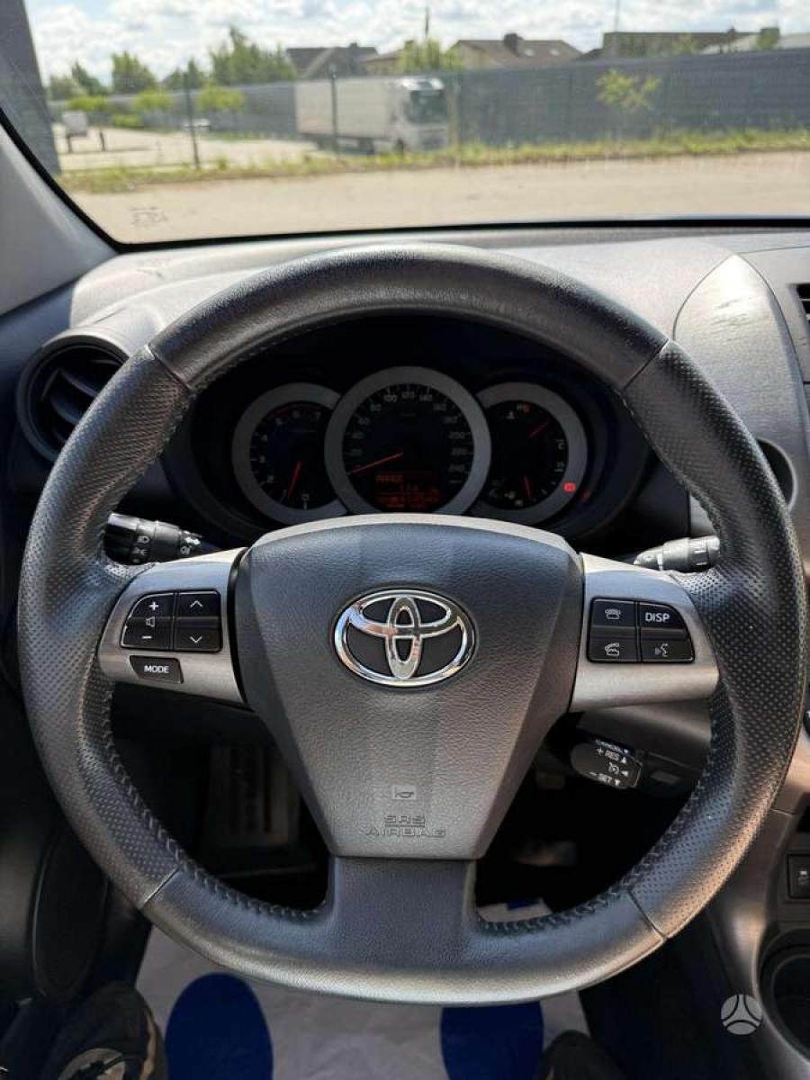 Zils Toyota RAV4 2011 Viļņa, ar dzinēja tilpumu 2.23 L un nobraukumu 414 tūkst. km par 4499 €, foto 24 vietnē AUTOMOTO.COM.LV